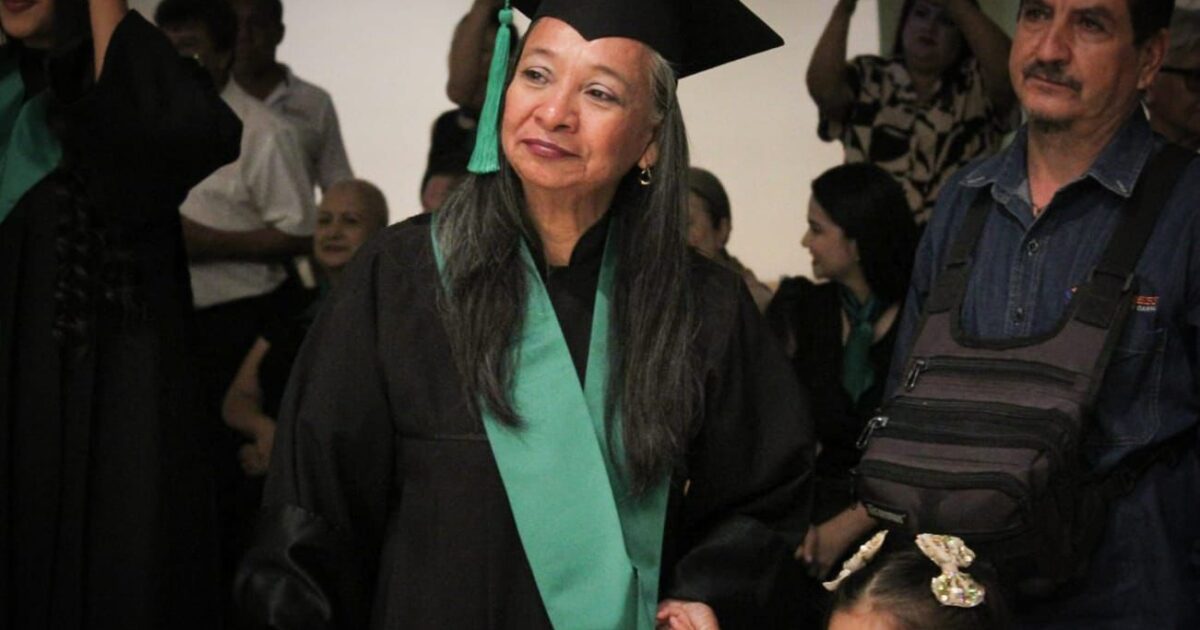 Madre, abuela y ahora exalumna de COBAES: Ruth Reyes | Revista Espejo