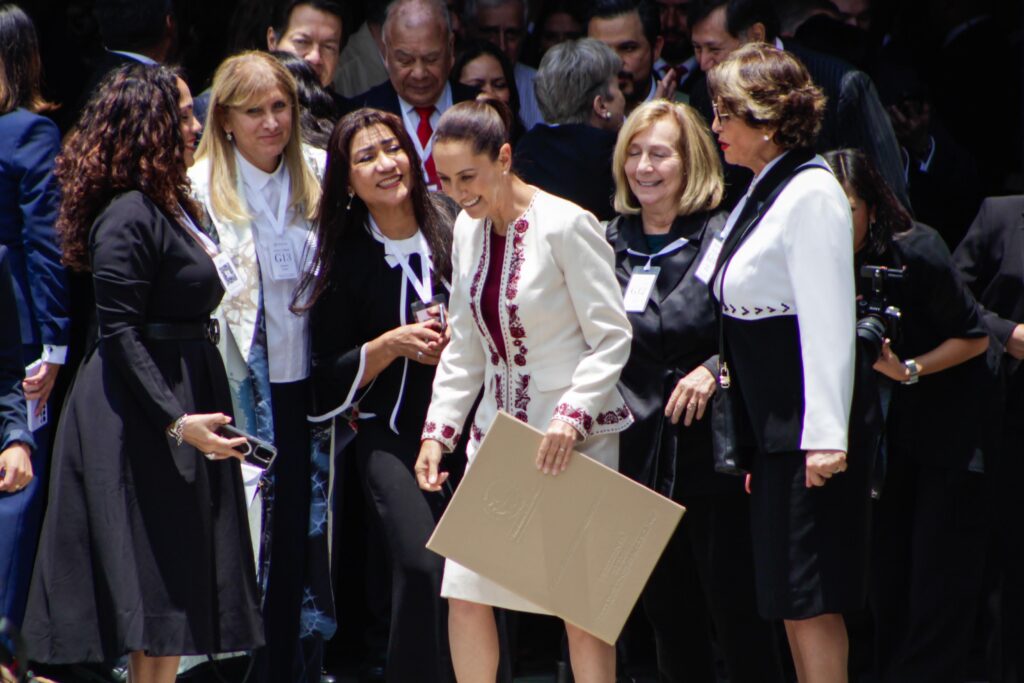 “Llegamos todas”: Claudia Sheinbaum ofrece continuidad y construir ...