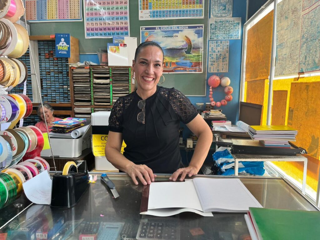 El forrado y engrapado de libros, el otro negocio del regreso a clases | Revista Espejo