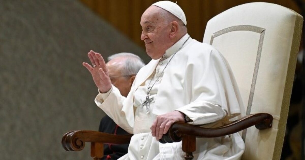 Francisco sufre neumonía bilateral y sigue con un cuadro clínico “complejo”: Vaticano | Revista ...