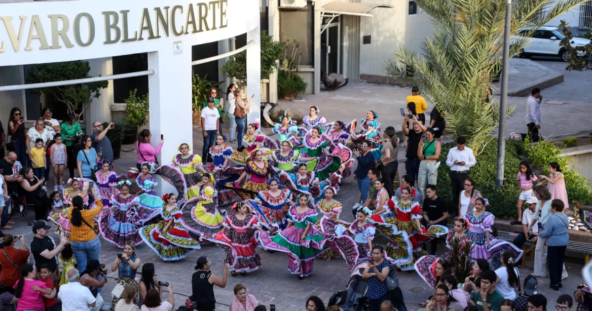 Al unísono, bailan El sinaloense en los 20 municipios | Revista Espejo