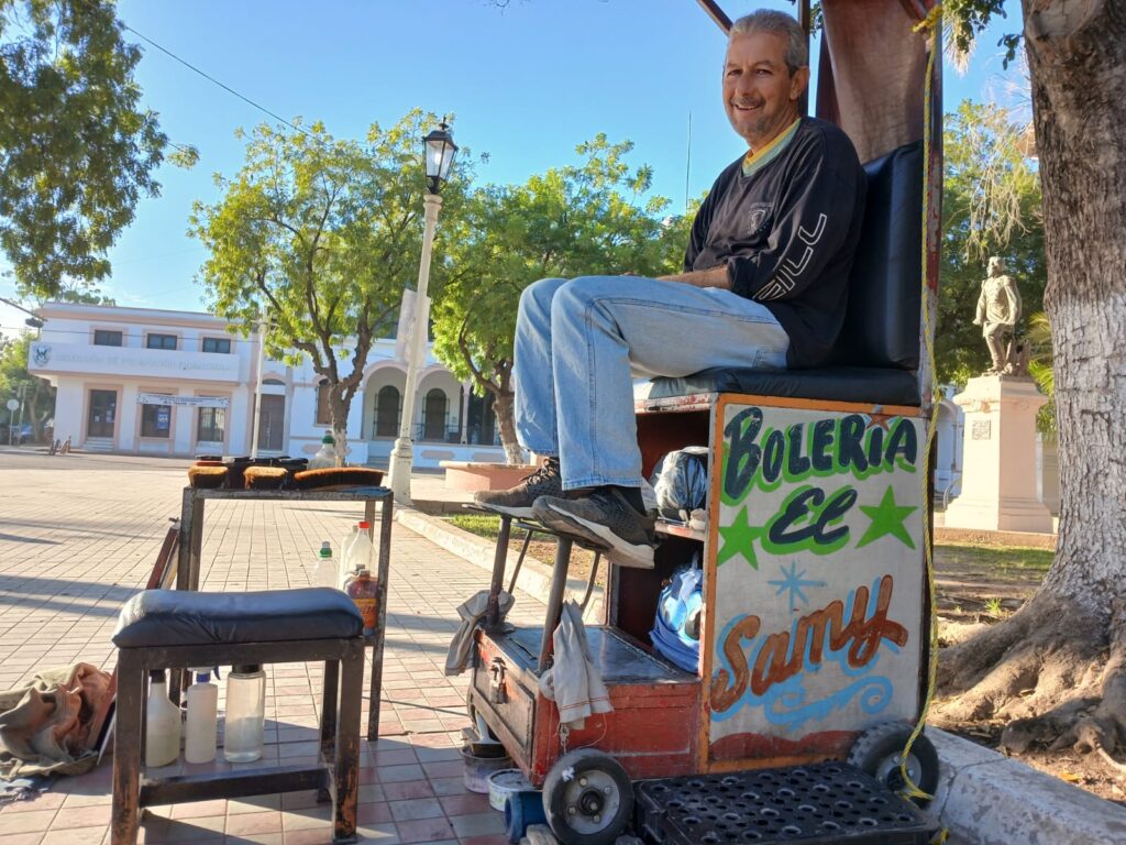 Un oficio que resiste: Samy y 25 años de bolero en la Plazuela Rosales ...