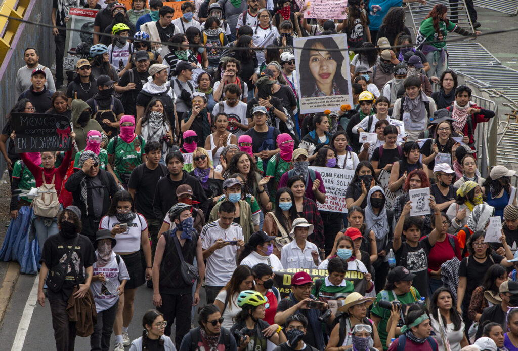 Mientras el Mundial arrancaba en el Azteca, madres buscadoras nombraban ...